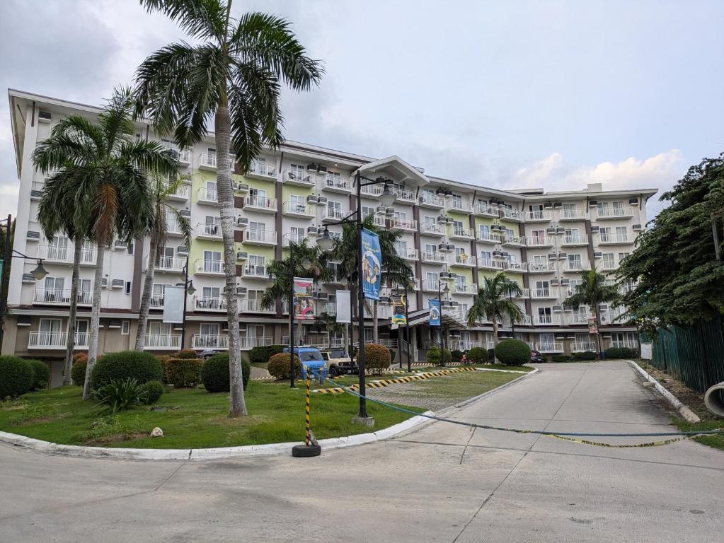 Affordable Coliving Space for Backpackers with Pool, Gym, and More ...