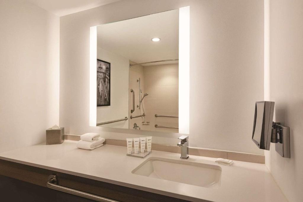 Radisson Hotel Seattle Airport, SeaTac (updated prices 2025)