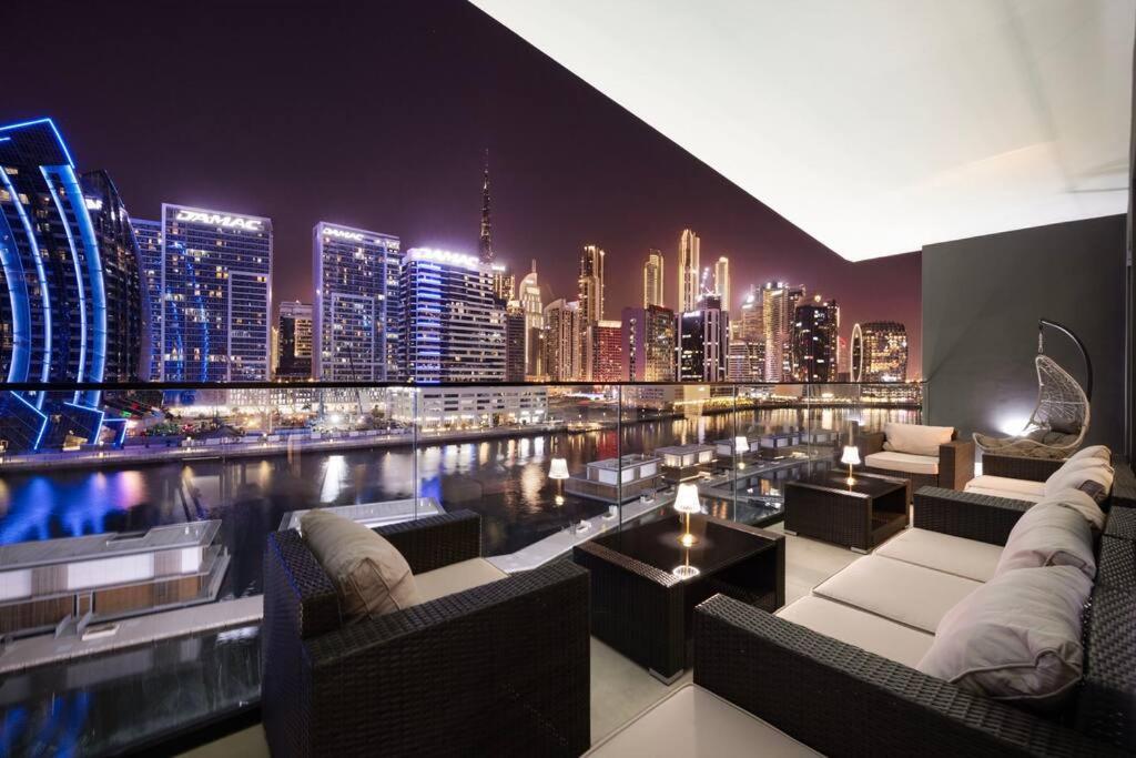 Lux Apartment with huge private Lounge I Burj & Canal View, Dubai ...