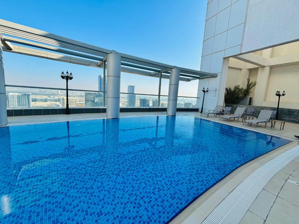 Stunning Studio with Rooftop Pool, Balcony & Gym, Dubai (updated prices ...