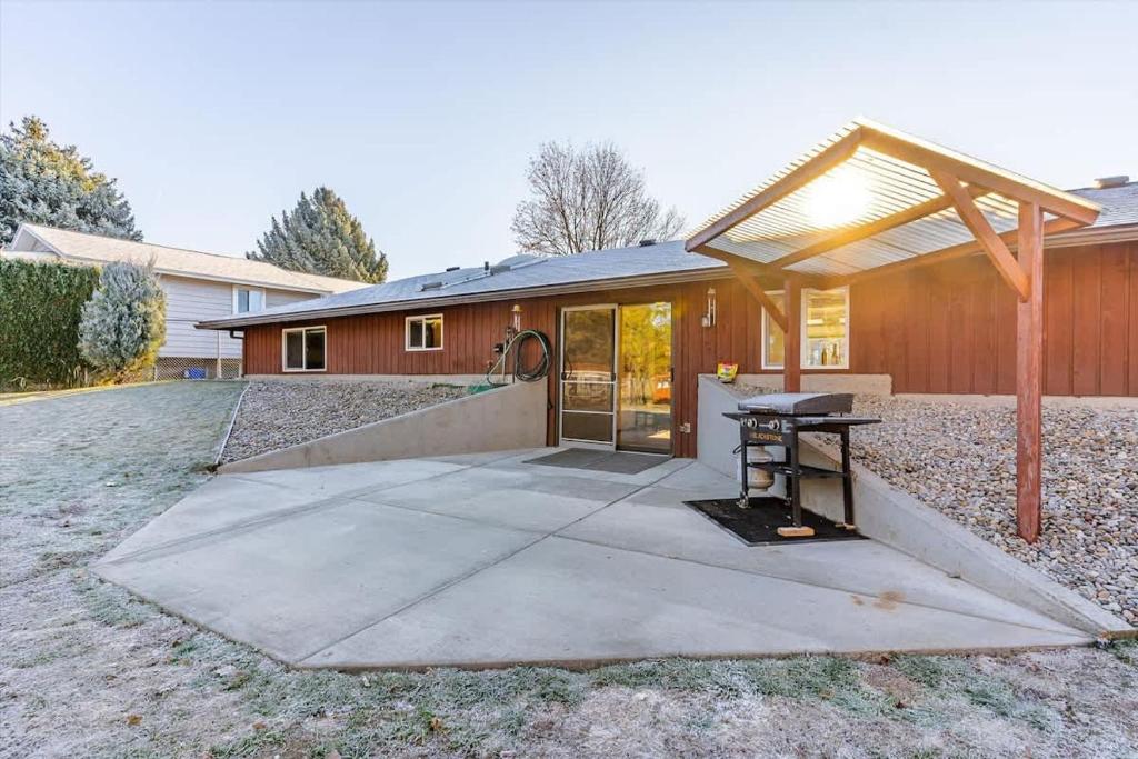 Light & Bright Mid-Century Modern Berm House Central to Downtown ...