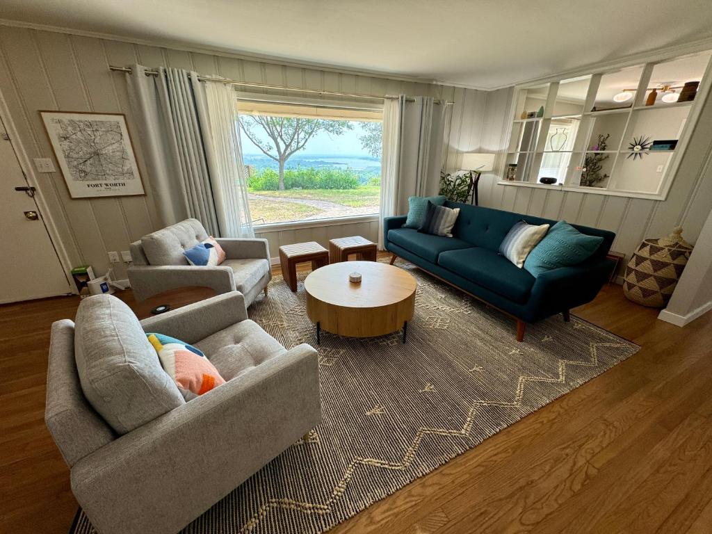 Charming MCM Ranch with a View, River Oaks (updated prices 2024)