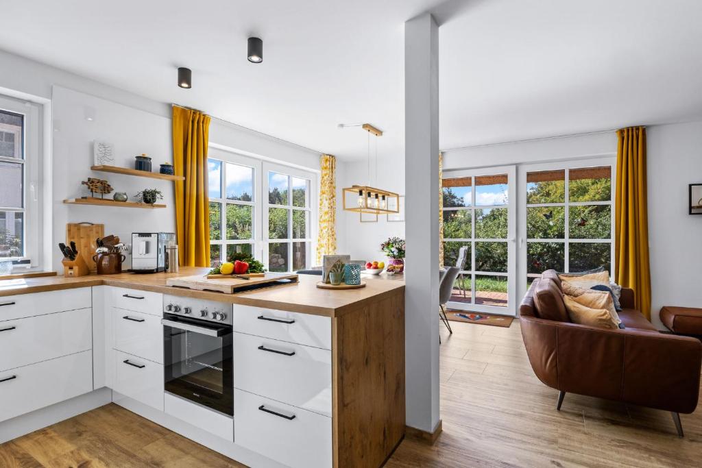 "Dünenrose" und "Tuttelduuv" unter Reet mit Kamin und Garten, Pepelow ...