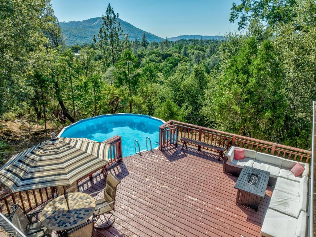 Sierra Shangri-la- Cozy mountain home with a pool, Oakhurst (updated ...