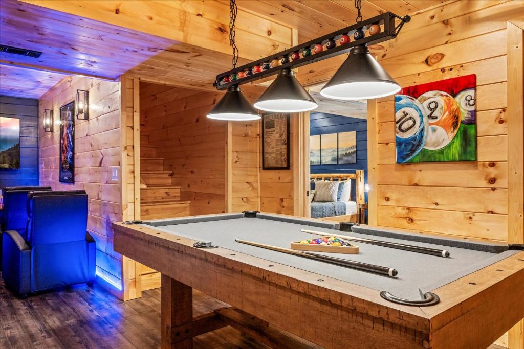 4 BD Luxury Cabin-Pool Table-Arcade-Hot Tub-Fire Pit-Coffee Bar-S'mores ...