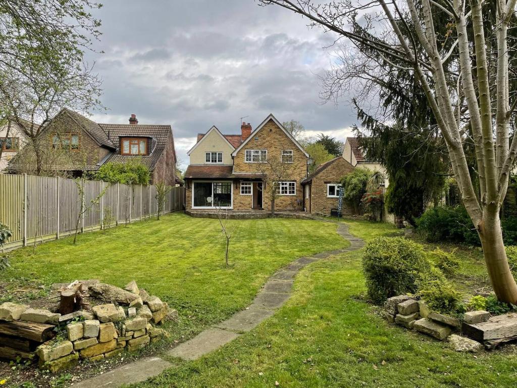 Idyllic Home in Picturesque Village of Wraysbury - Pass the Keys ...