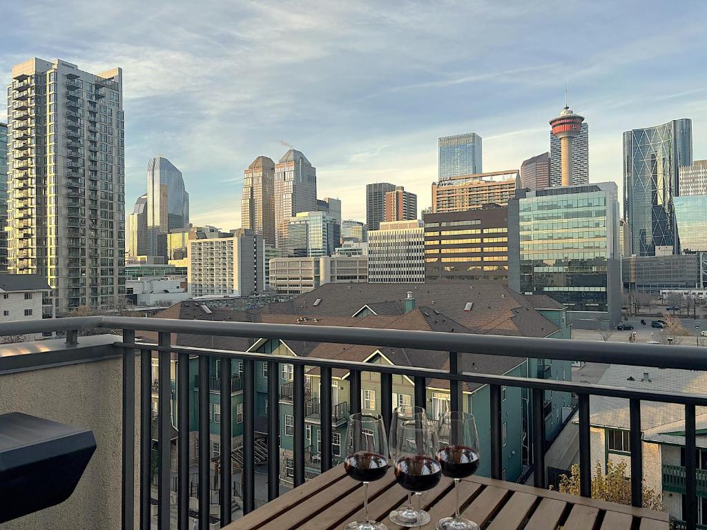 Stylish DT Views at Stampede w Free Parking and AC, Calgary (updated ...