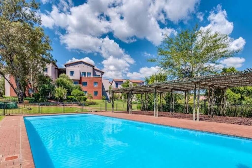 Cosy Apartment in Secure Golf Estate, Roodepoort, Johannesburg ...