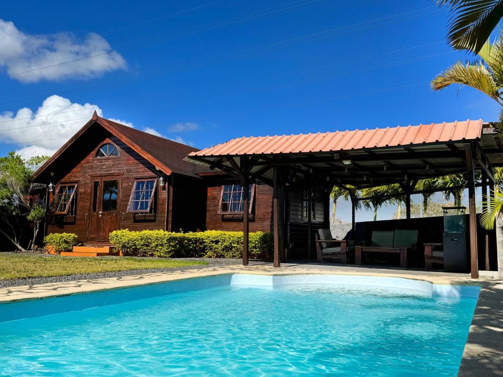 Private Chalet with pool, Ebene (updated prices 2026)