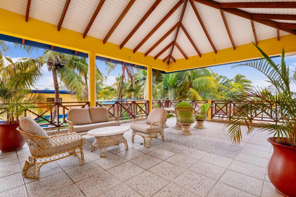 Coconut Row Boutique Hotel, Hopkins (updated prices 2025)