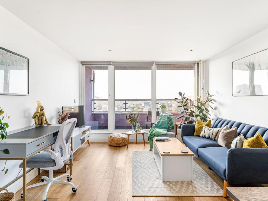 Charming Stay with a Balcony in Bow - Pass the Keys, London (updated ...
