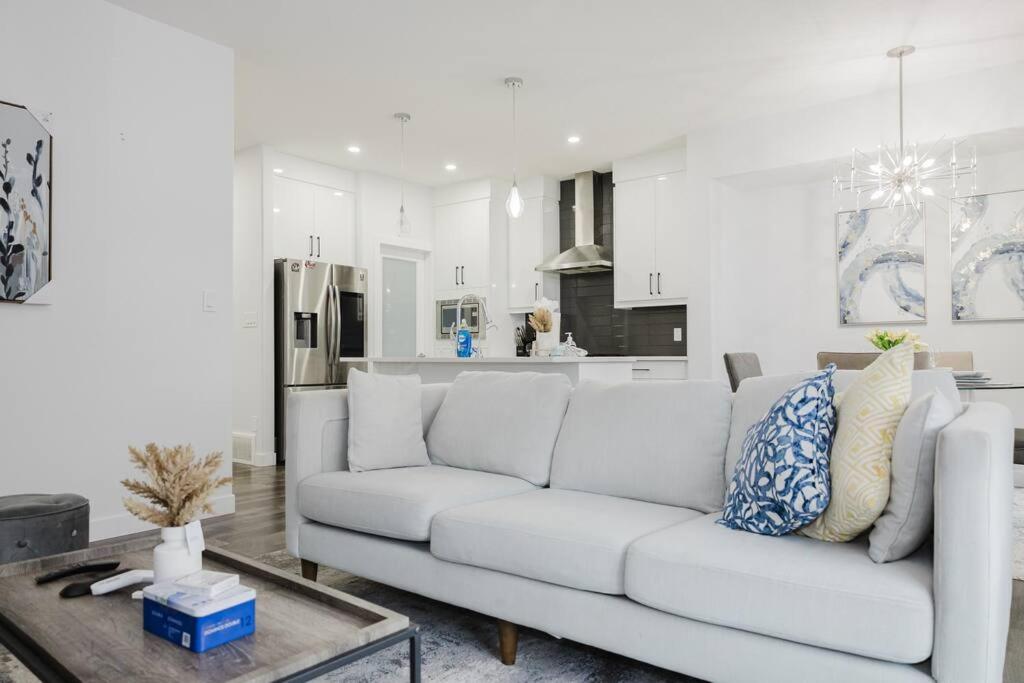 Executive Modern Family Haven for Short Stays, Edmonton की (2026 के लिए ...