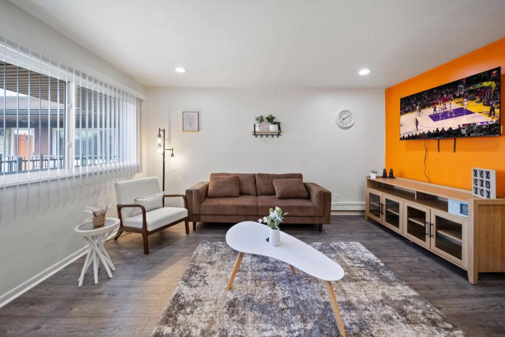 Stylish Comfort 1BD for Your Perfect Getaway Mins Walk to Downtown ...
