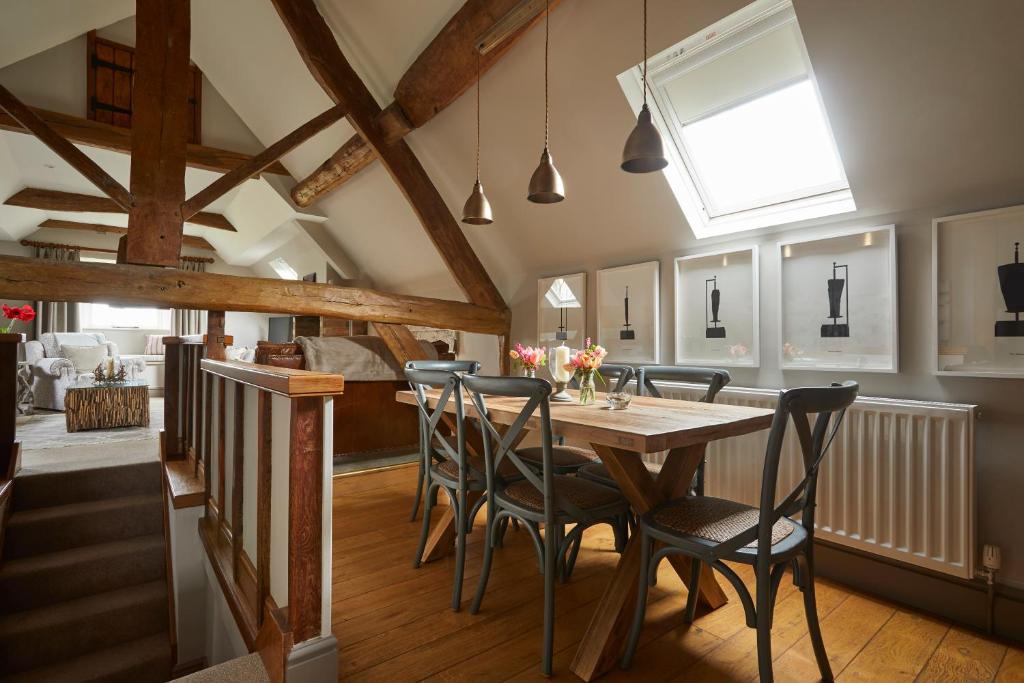 The Duncombe Arms, Ellastone (updated prices 2025)