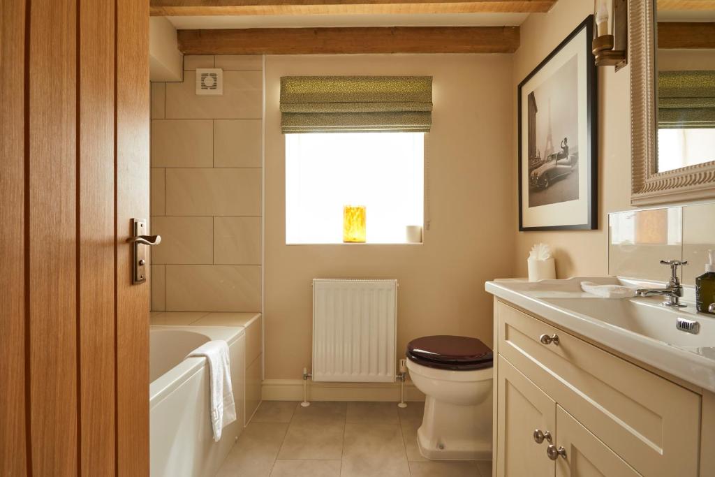 The Duncombe Arms, Ellastone (updated prices 2025)