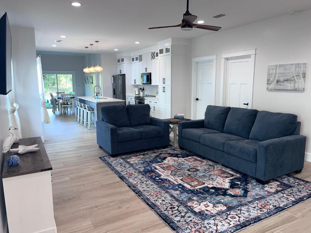 Adorable cottage near Sports Complex OWA beaches shopping restaurants ...