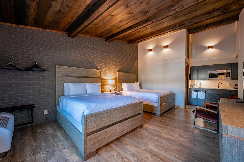 Cove Creek Lodge 209 Standard Double Queen Room, Oakland (updated ...