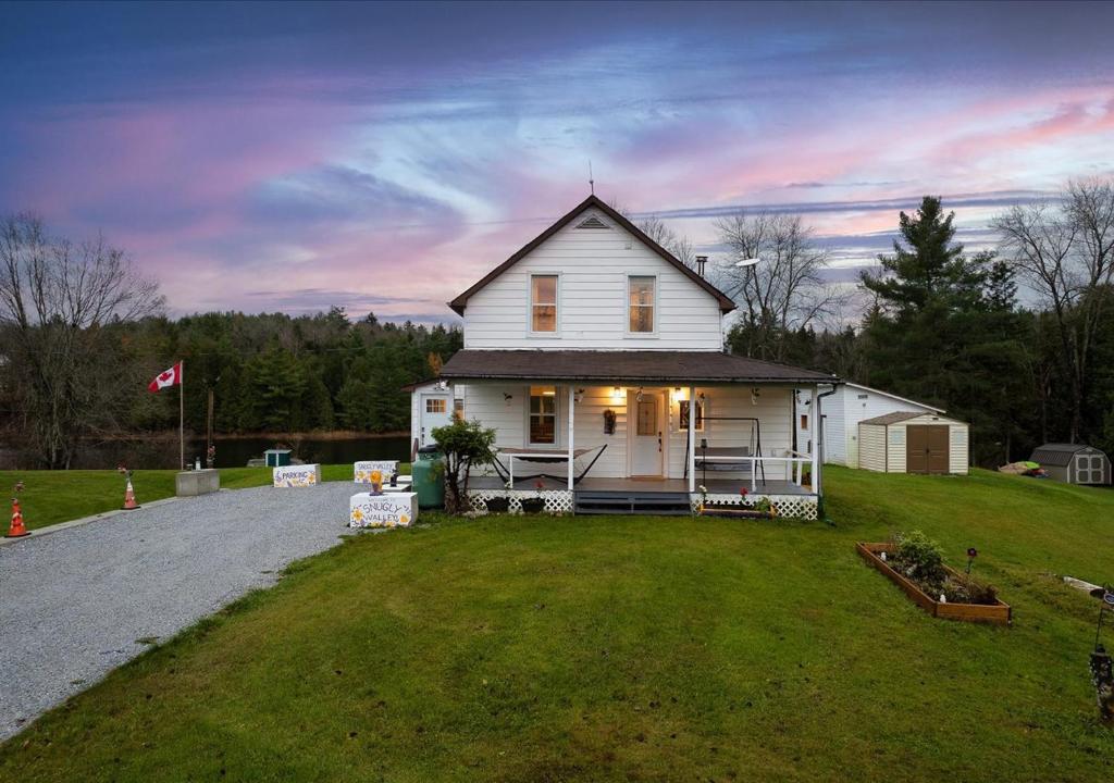 Snugly Valley -Waterfront at Ompah, North Frontenac, Ontario near Bon ...