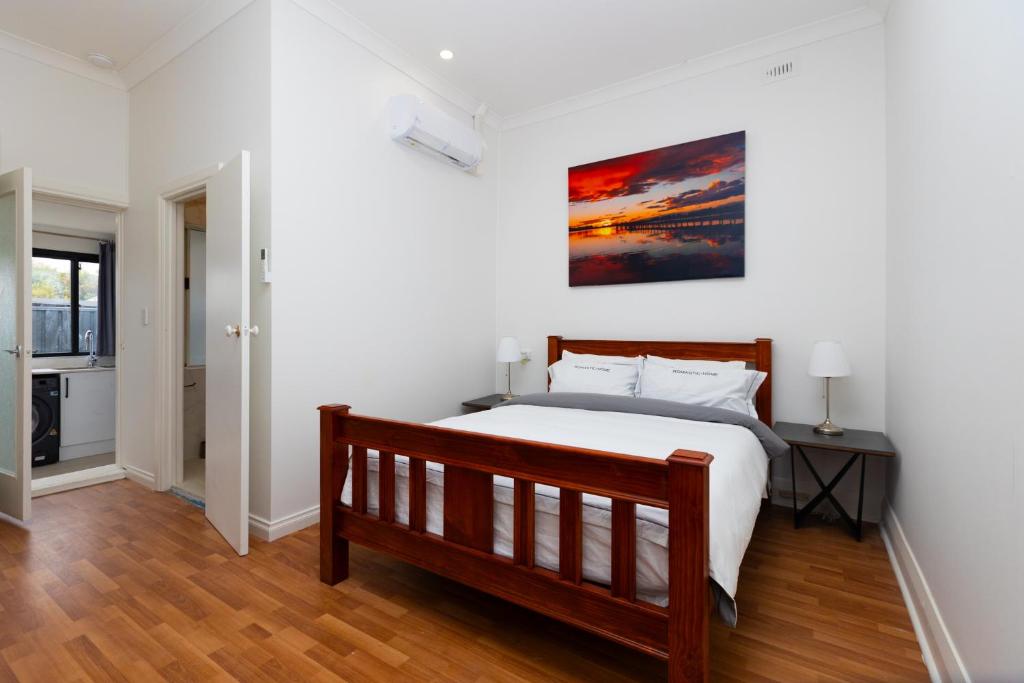 Glenelg North Modern Studio, QBed,Wifi, Glenelg (updated prices 2026)