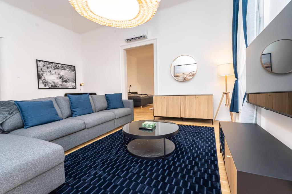 Gozsdu Court Le Chat Noir, Budapest (updated prices 2025)