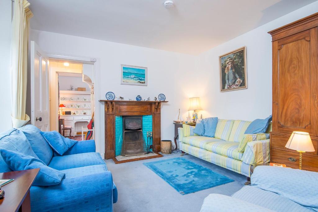2 Dingle Cottage, Tenby (updated prices 2026)