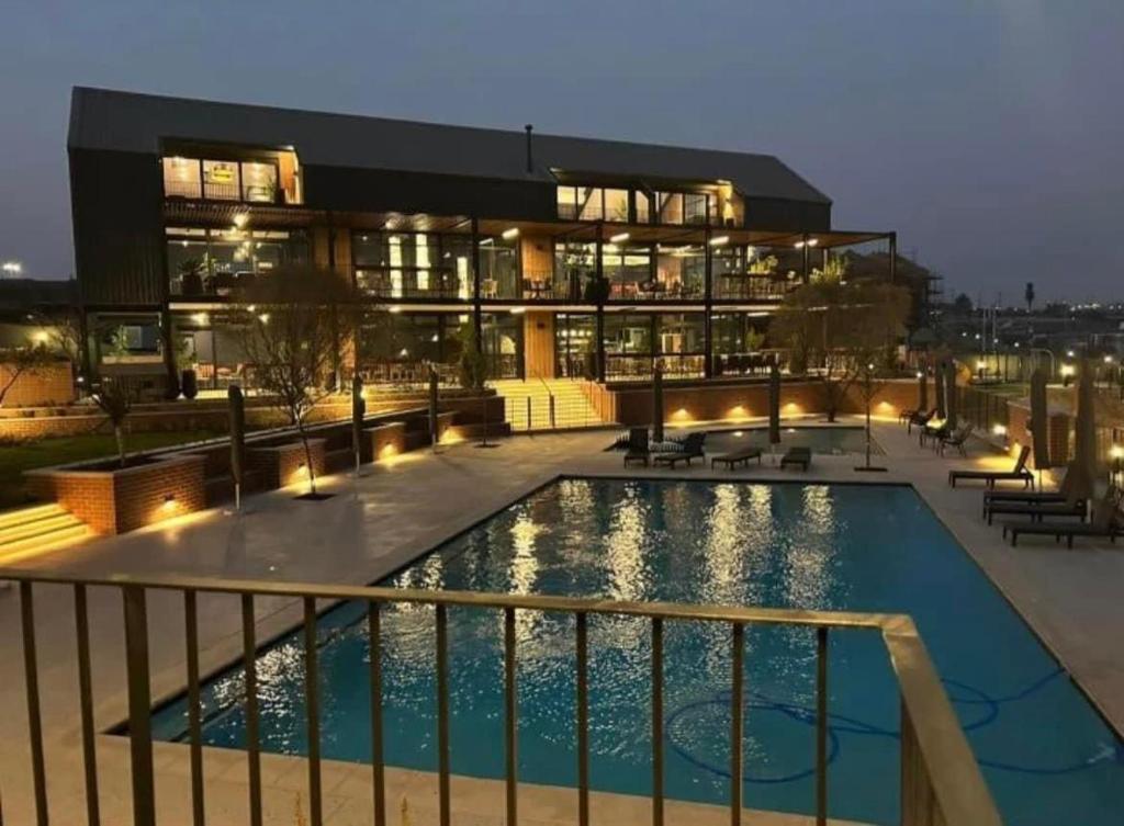 Modern Retreat in Waterfall Midrand with Pool & Restaurant, Kyalami ...