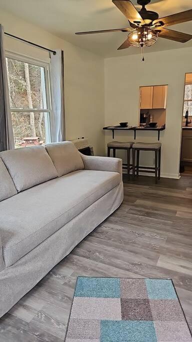 Lux Cabin By The Pipestem creek Pet friendly, Pipestem की (2026 के लिए ...