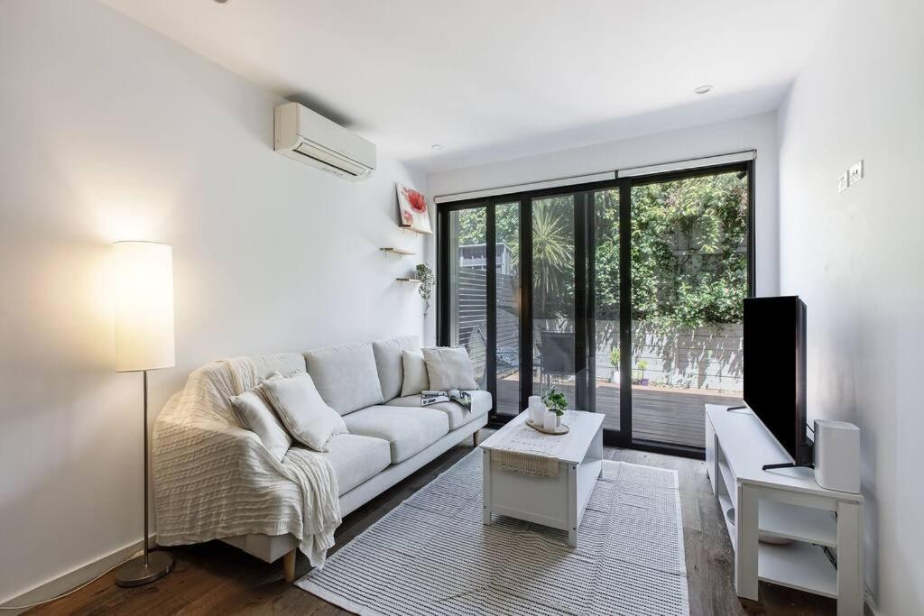 Hidden Gem in McKinnon Apartment by Ready Set Host, Melbourne (preços ...
