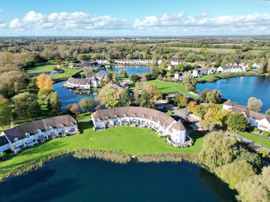 Luxury Kingfisher Lodge, Isis Lake, within the Cotswold Waterpark ...