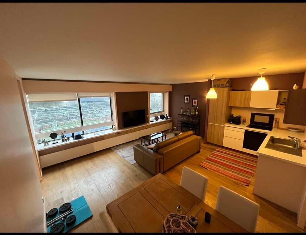 Central Charm 10 min walk Eiffel tower, Paris (updated prices 2025)