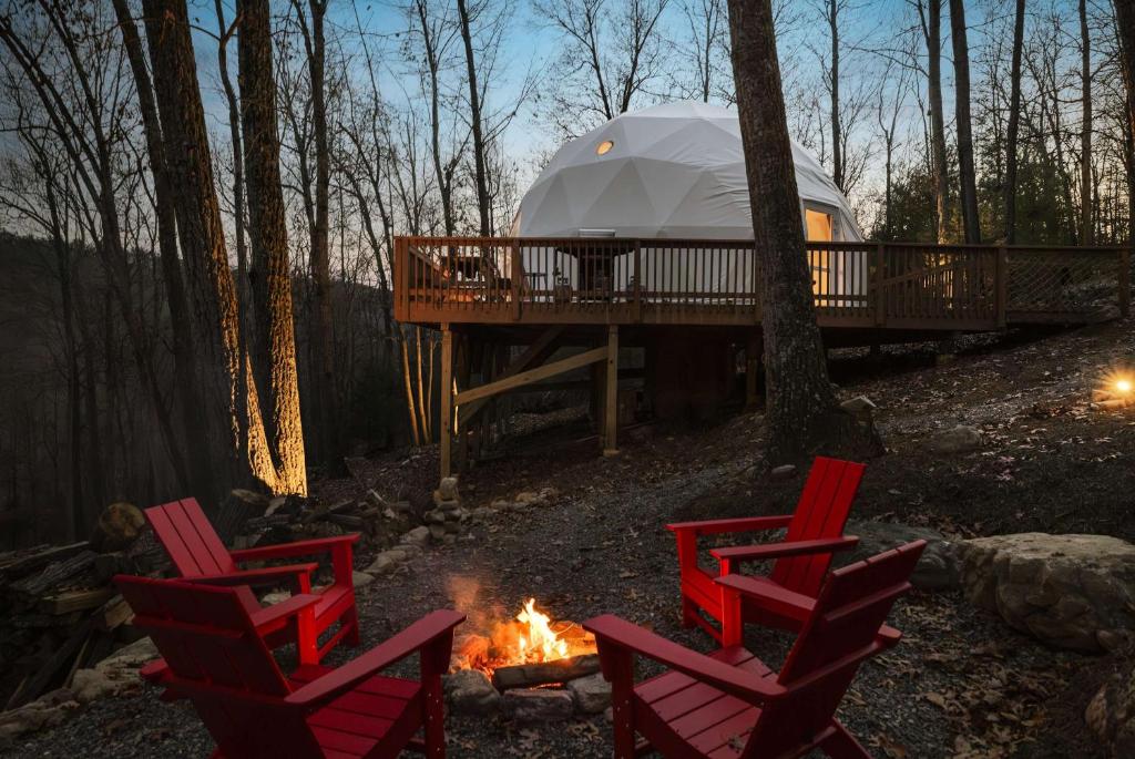 Glamping Dome w Hot Tub Fire Pit & River Access, Wardensville (updated ...