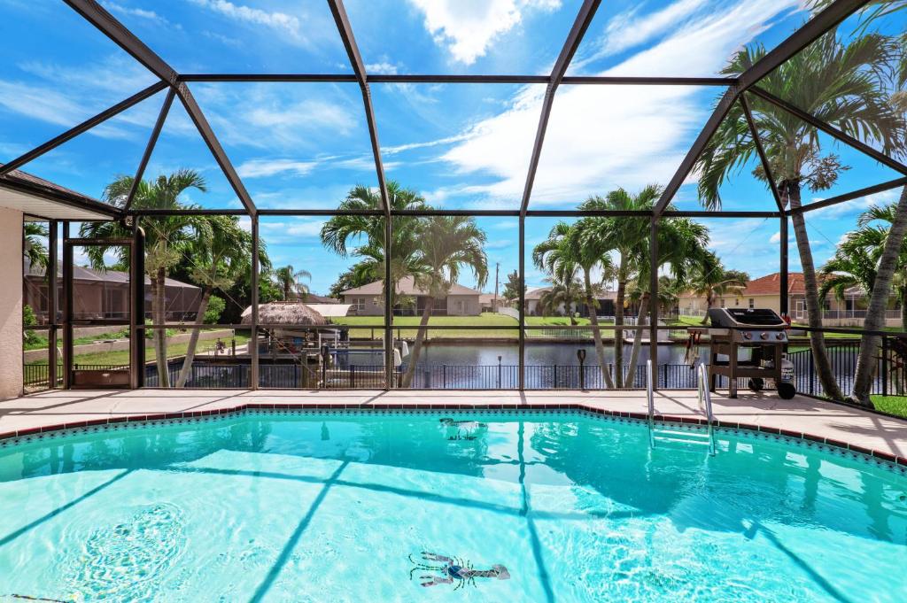 Pelican Paradise! Waterfront, BBQ, Heated Pool, King Bed, Luxury ...