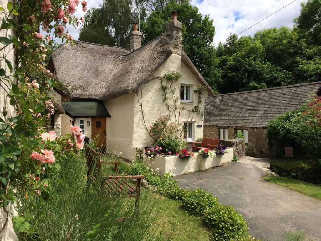 Beautiful chocolate box thatched cottage in heart of Lustleigh, 1 min ...