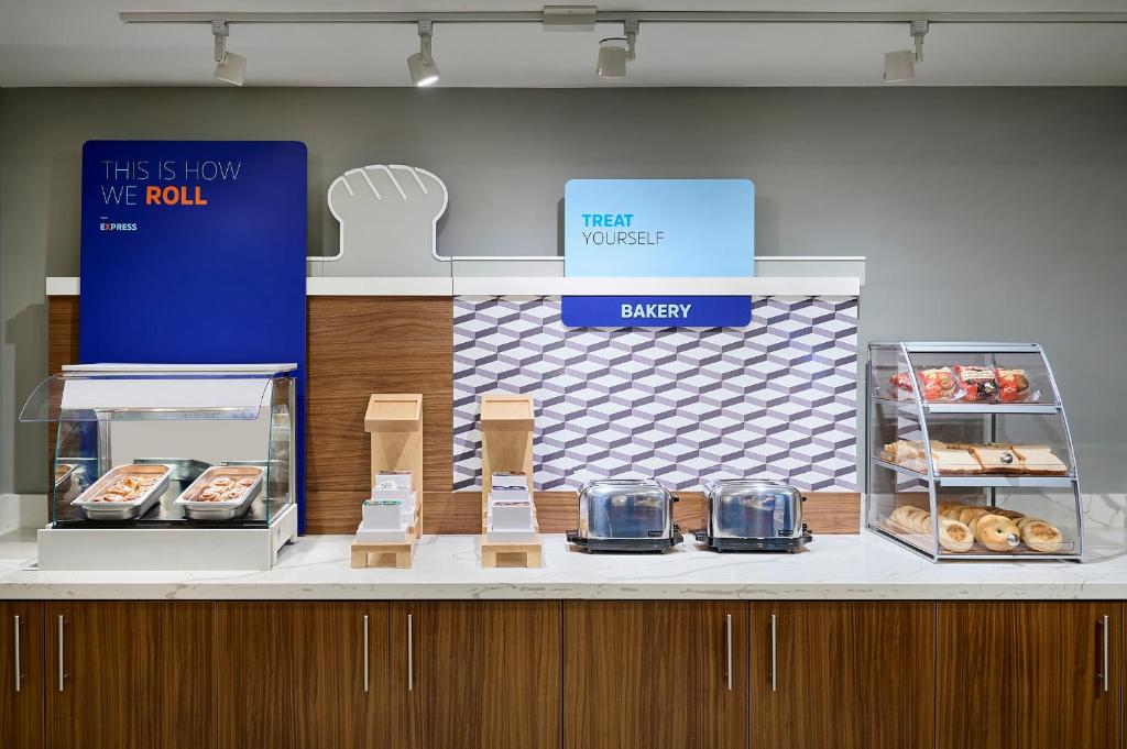 Holiday Inn Express & Suites Kitchener Southeast by IHG, Kitchener ...