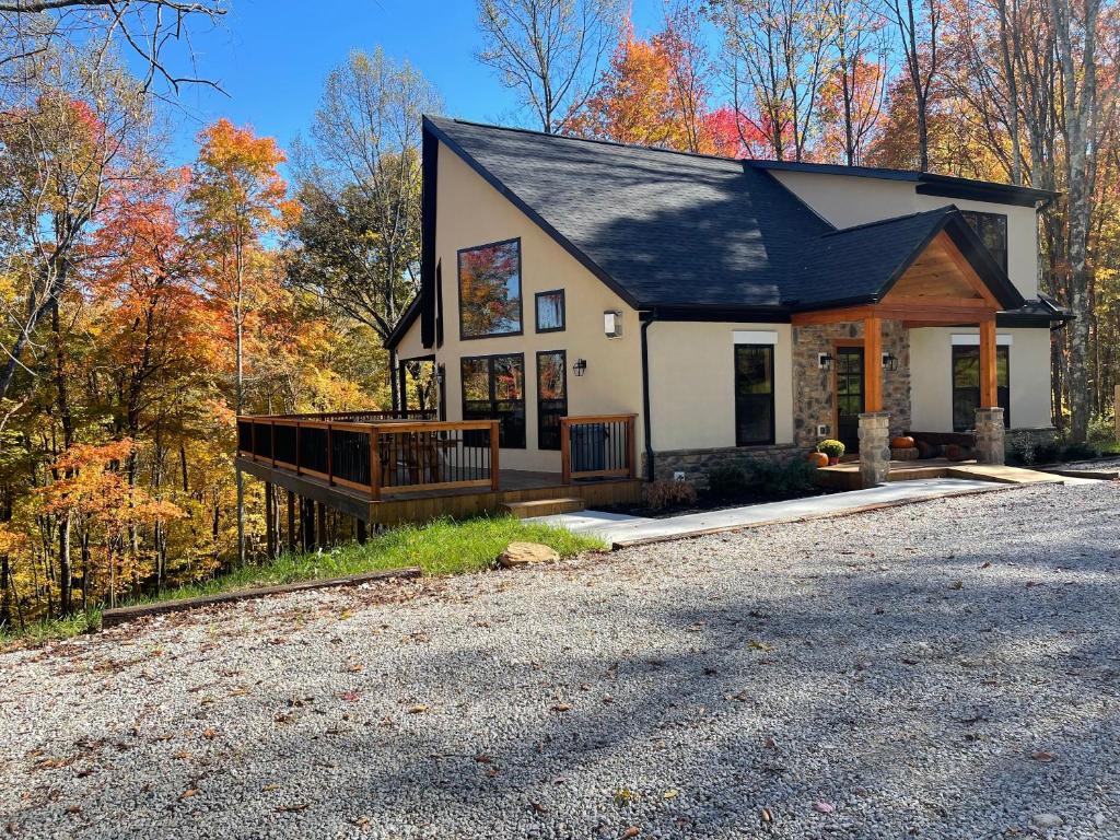 The Quana - Hot tub, fire pit, and Huge Entertainment Area, Logan ...
