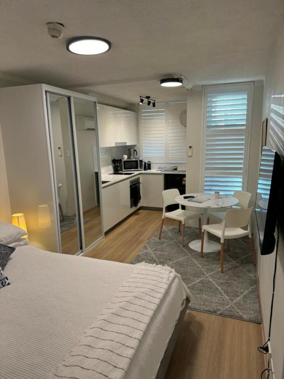 Renovated Central Studio w pool & just off Oxford St, Sydney (updated ...