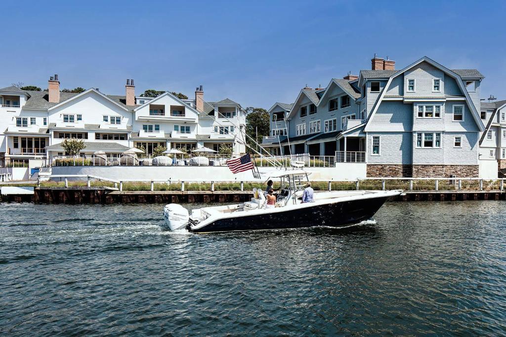 Canoe Place Waterfront Residences, Hampton Bays (updated prices 2025)