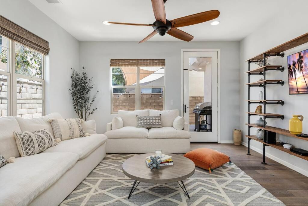 GOODE HOMES Luxury Villa with Community Pool and Spa, Santa Clarita ...