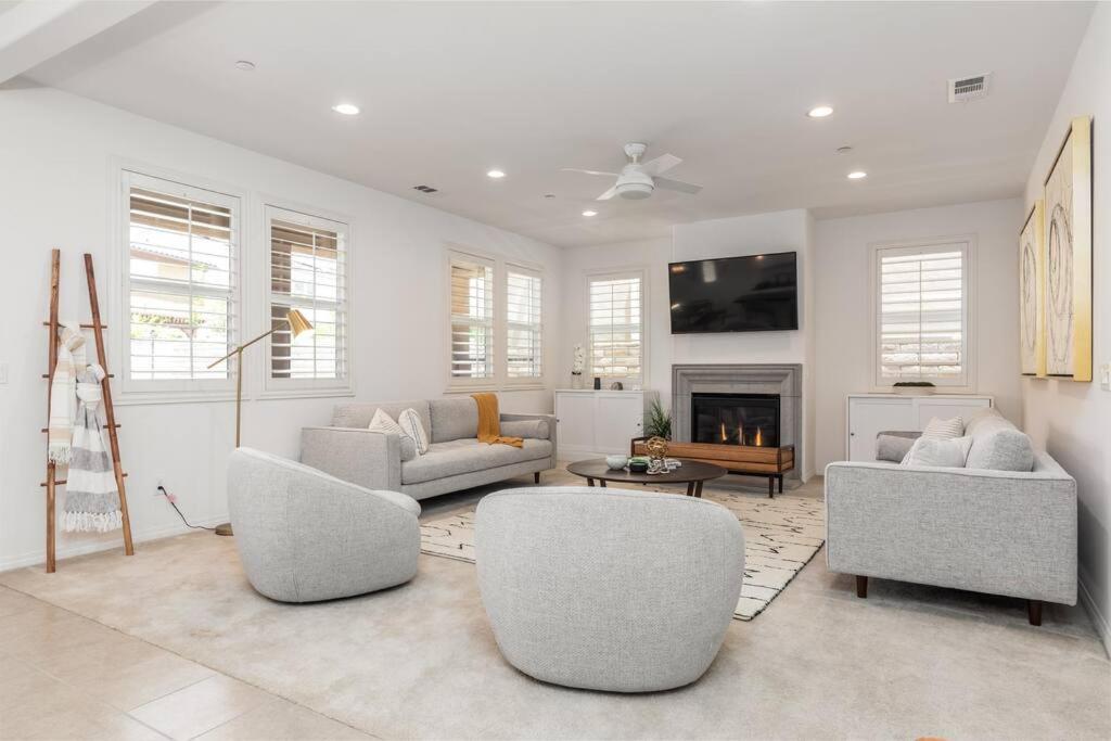 GOODE HOMES Luxury Modern Home with Pool and Spa, Santa Clarita ...