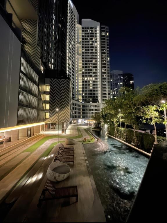 Modern 2BR Apartment Near BTS with Pool & Workspace, Bangkok (updated ...