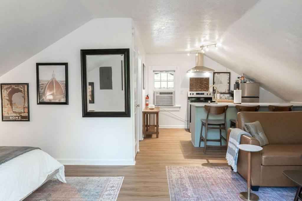 The Loft at Park Place Cozy Studio on the Park, Columbus (updated ...