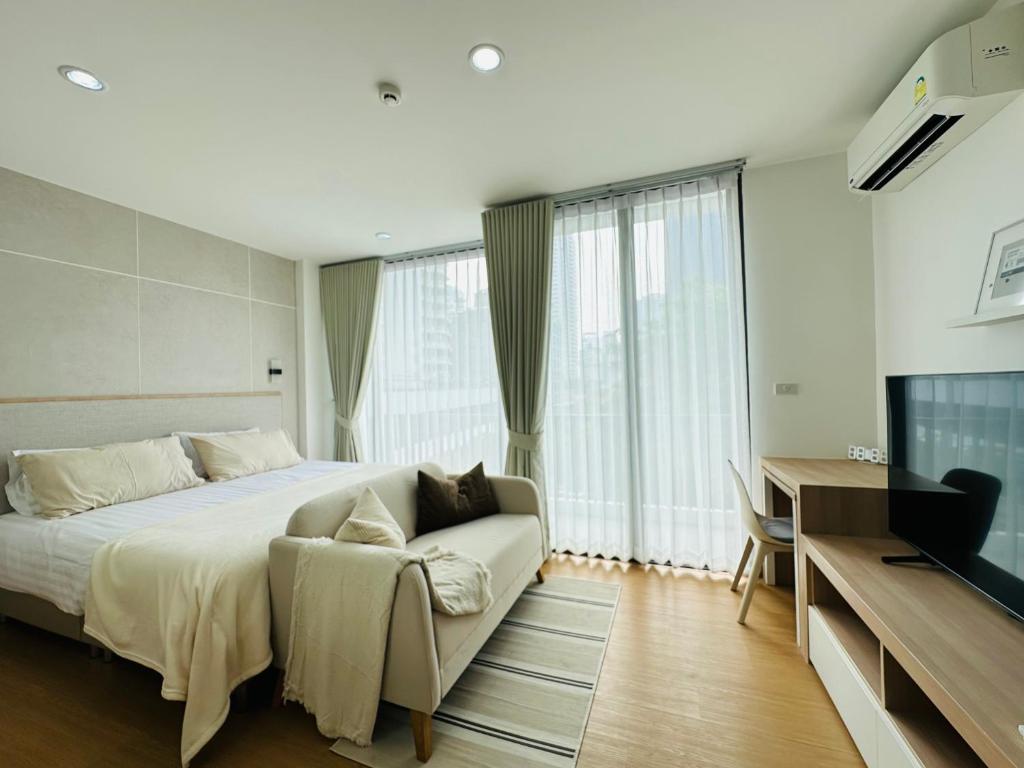 6th Avenue Sukhumvit BKK 308 BTS Asoke & Nana MRT Sukhumvit, Bang Kapi (updated prices 2025)