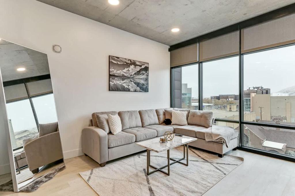 DT SLC Rooftop Pool Hot Tub Parking King Bed, Salt Lake City (updated ...