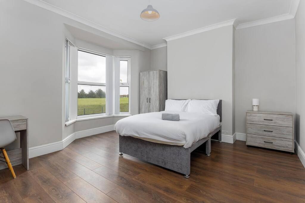 Room 5 at Jubilee House - Free Parking, Self Check-In, Fast WiFi and Smart TV by Yoko Property ...