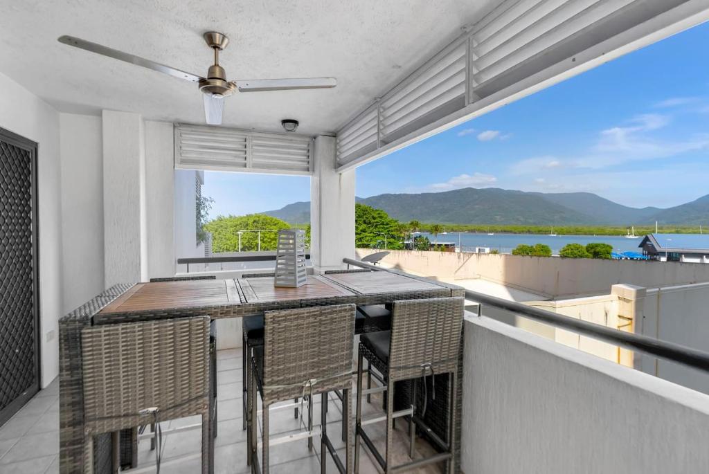 Madison Magic - Waterfront Balcony Haven with Pool, Cairns (precios ...