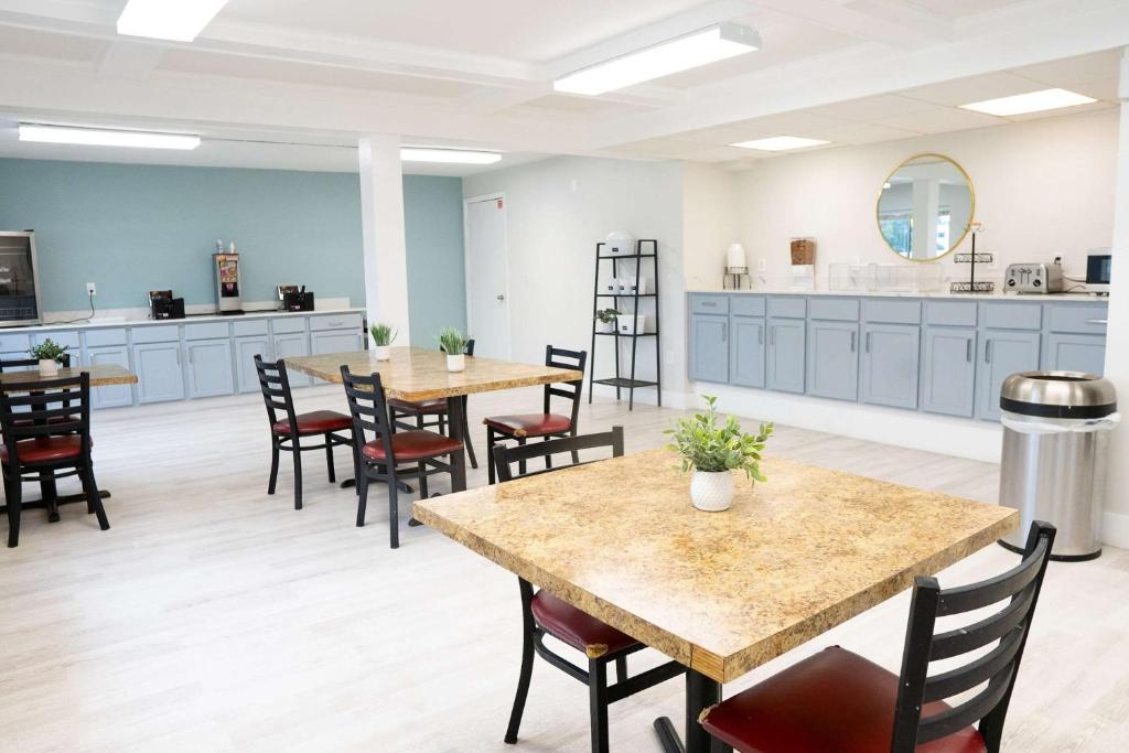 Rodeway Inn Clearwater - Central, Clearwater (updated prices 2025)