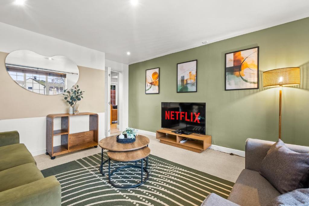 Inspira Stays - Stunning Large Modern House - 6 Mins from M1 - 3-Car ...