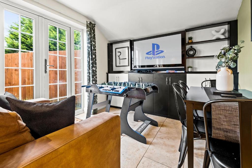 Inspira Stays - Stunning Large Modern House - 3-Car Driveway - 6 Mins ...