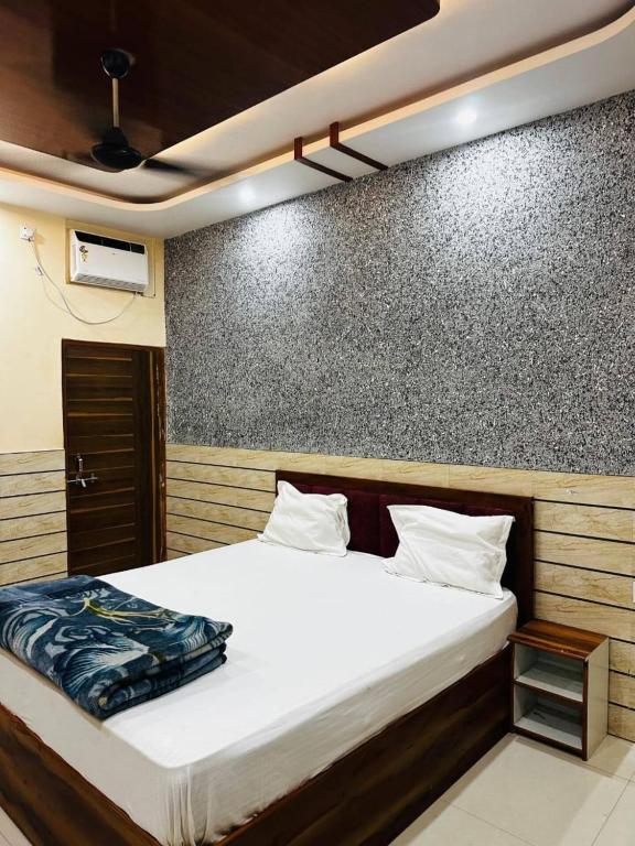Double bed Room in Ashram behind ISKCON Temple, Vrindavan, Vrindavan ...