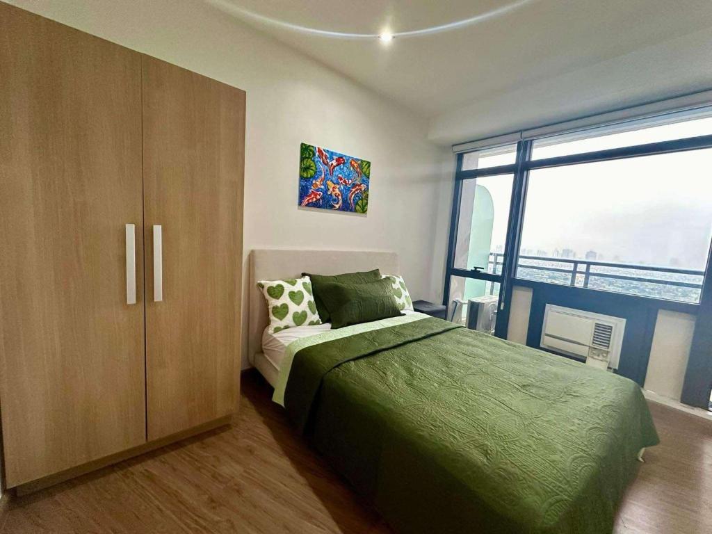 Gramercy Residences Elegant Cozy 58th Floor 2BR Spacious, Manila ...